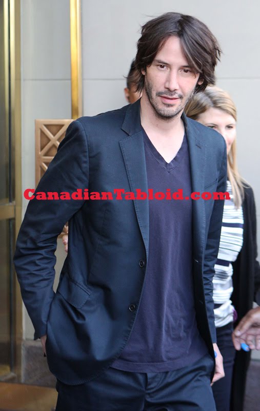 KEANEWS: Keanu Reeves poses for a photograph as he promotes his film ...